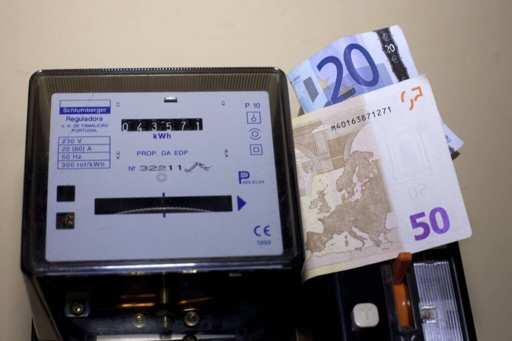 Famílias numerosas podem pedir desconto no IVA da luz - Postal