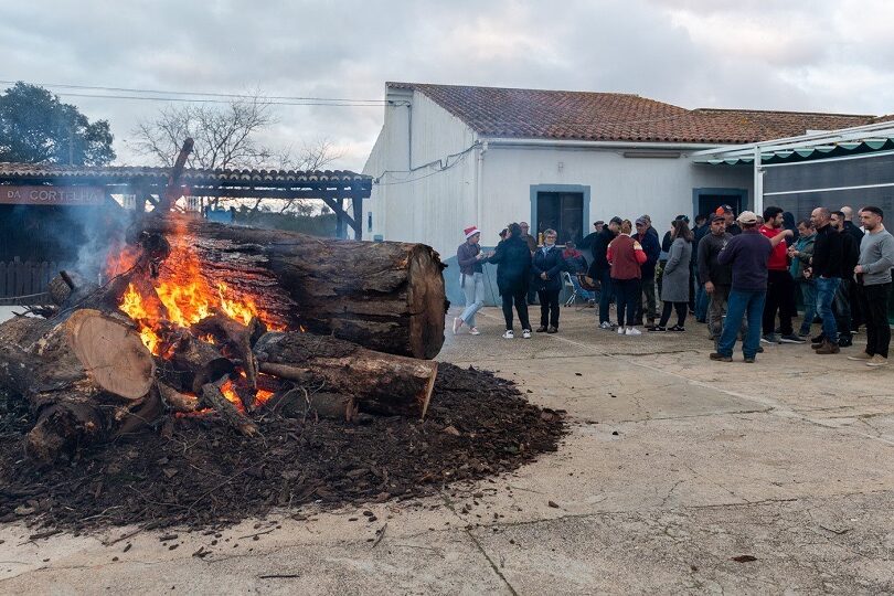O acender do Madeiro de Natal na Serra do Caldeirão é tradição que vale ...