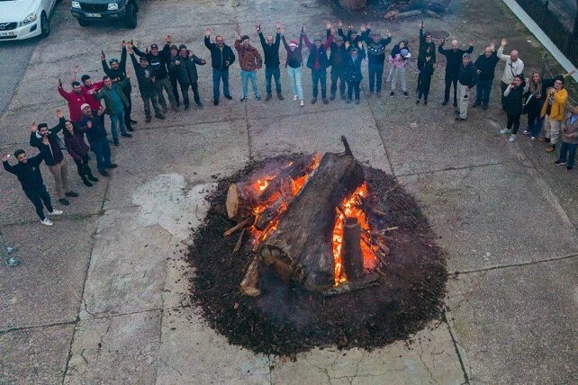 O acender do Madeiro de Natal na Serra do Caldeirão é tradição que vale ...