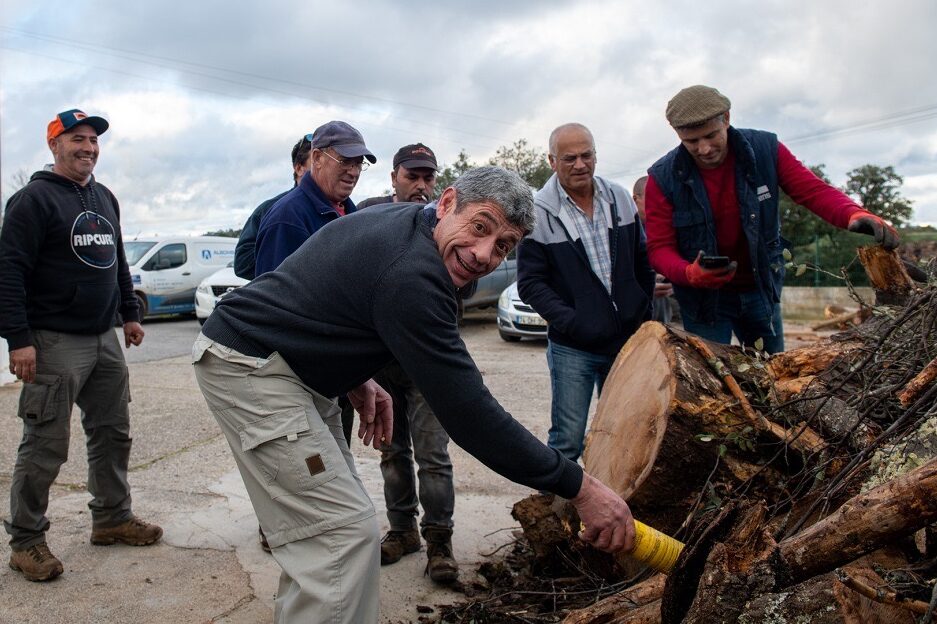 O acender do Madeiro de Natal na Serra do Caldeirão é tradição que vale ...