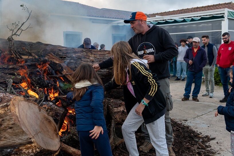 O acender do Madeiro de Natal na Serra do Caldeirão é tradição que vale ...