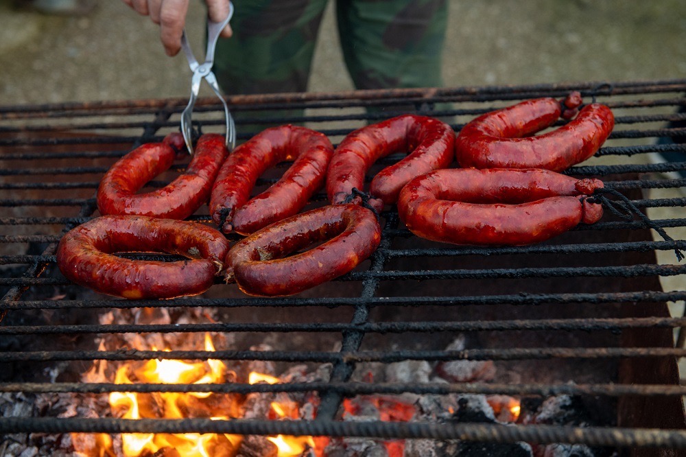 O acender do Madeiro de Natal na Serra do Caldeirão é tradição que vale ...
