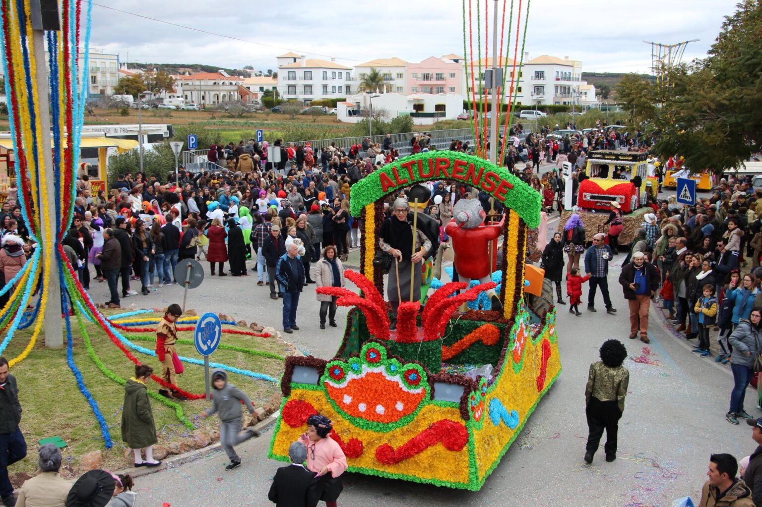 "Isto é Portugal". Carnaval de Altura volta a encher as ruas de cor e ...