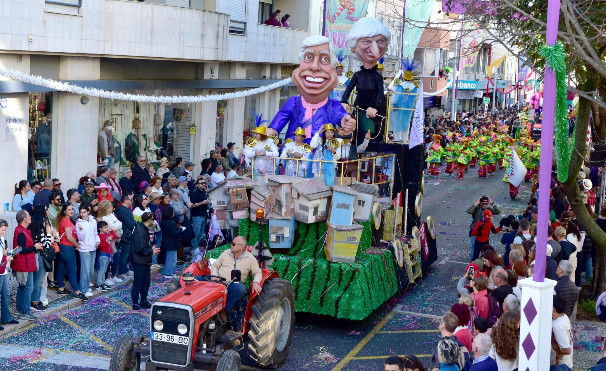 Sol, cor e muita alegria no primeiro dia do Carnaval de Loulé - Postal ...