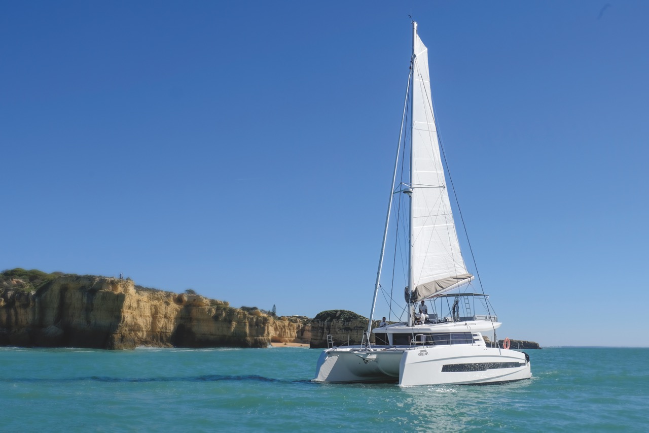 Saiba como ver o nascer do sol a bordo de um catamaran de luxo - Postal