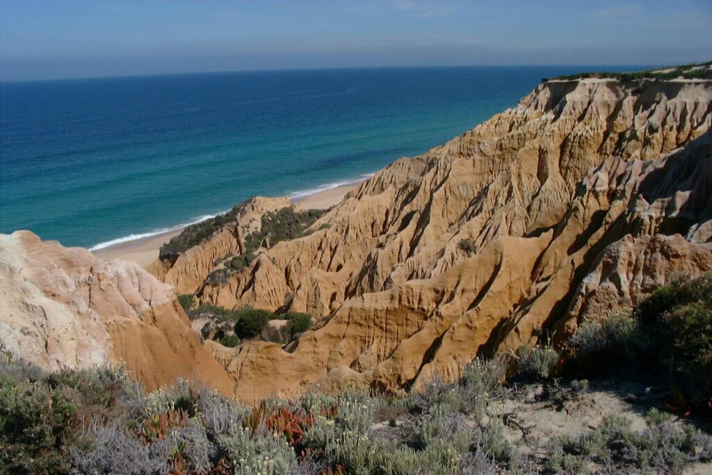 Saiba como chegar ao "Grand Canyon Português" com praia que fica no ...