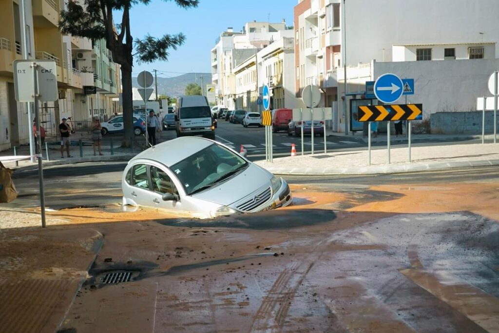 Carro é engolido por rotunda recém-contruída em Faro [vídeo] - Postal