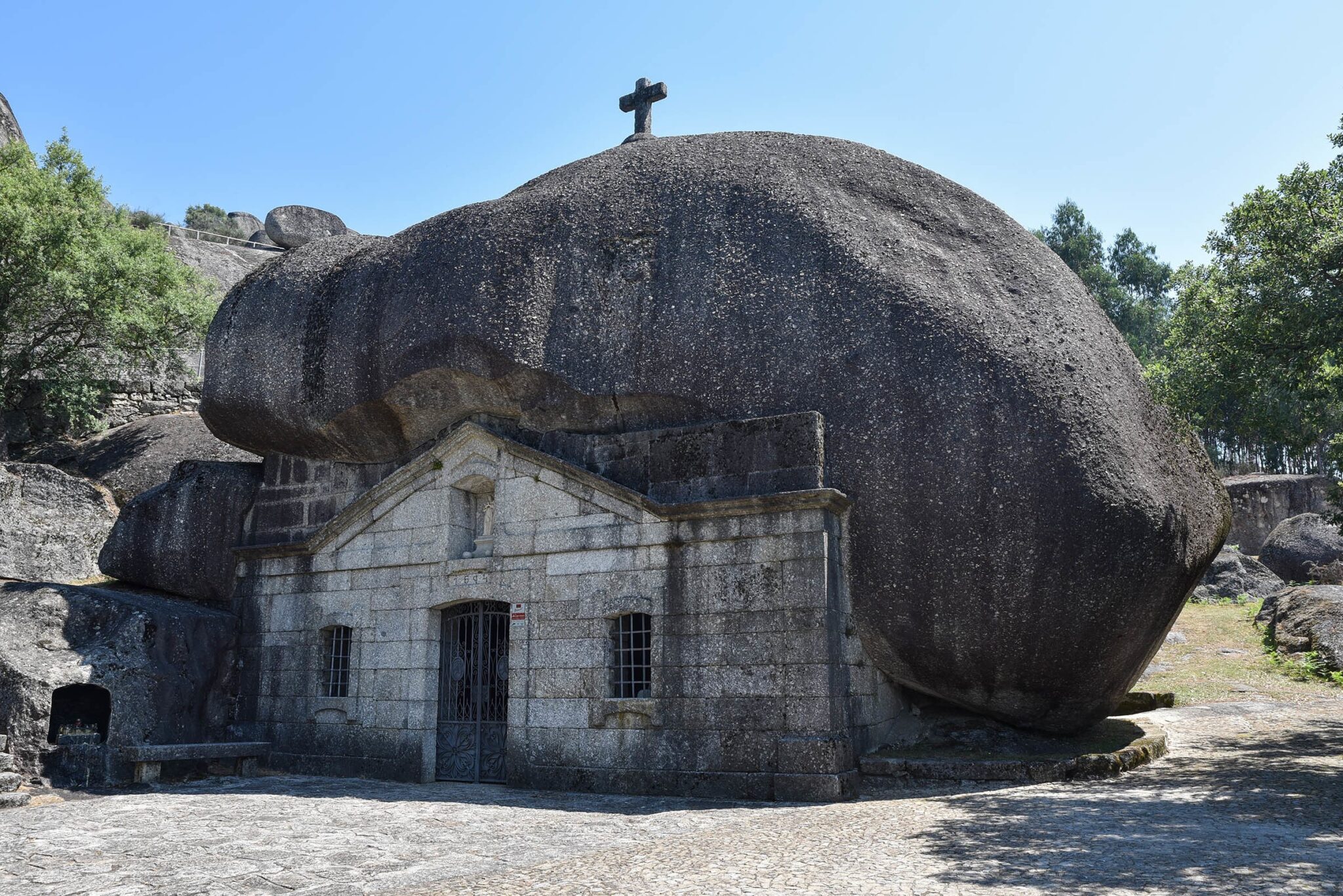 Conheça a capela que é das mais bizarras de Portugal, tem uma nascente ...