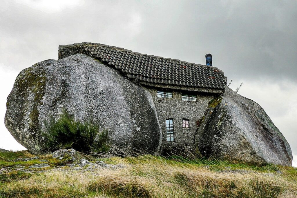 Fica em Portugal uma das casas mais estranhas do mundo, com forma ...