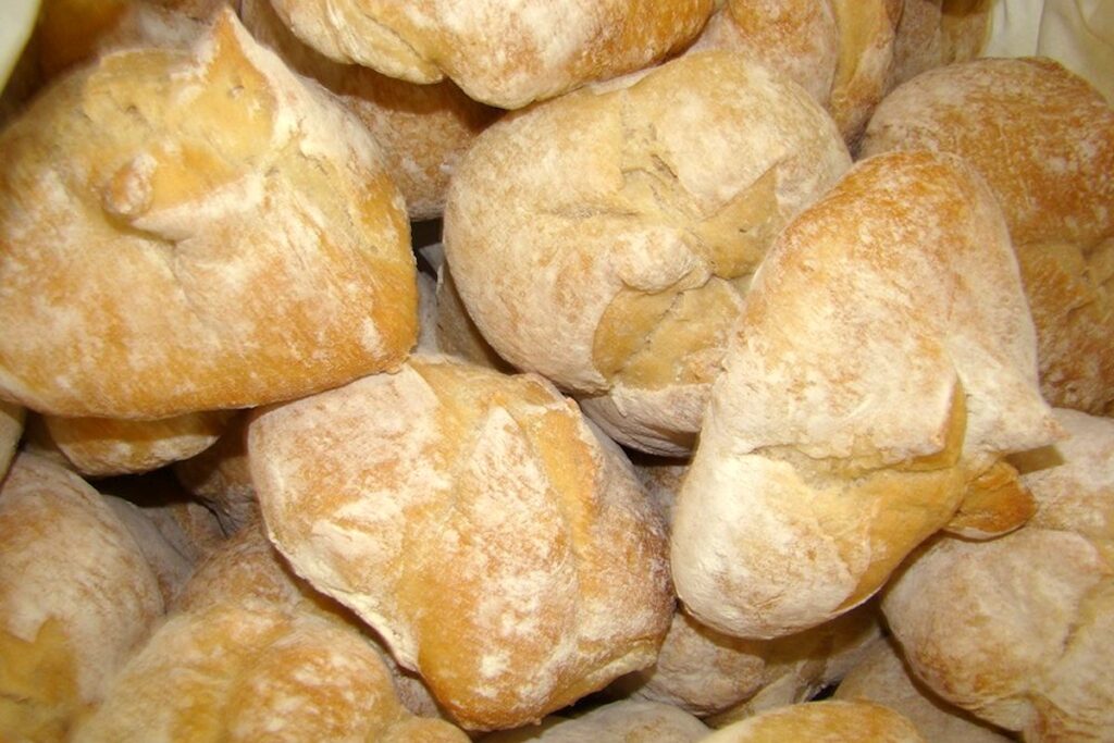 Saiba como transformar pão com três dias em pão fresco - Postal