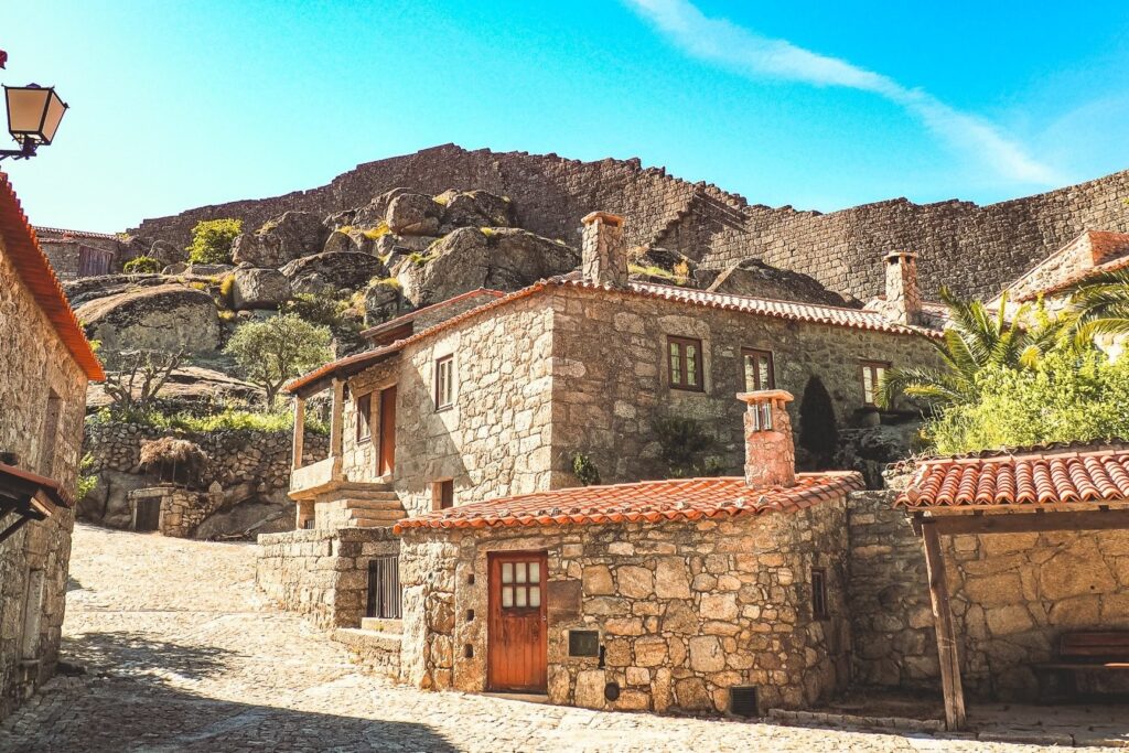 Conheça a aldeia portuguesa considerada das mais bonitas do mundo pelo ...