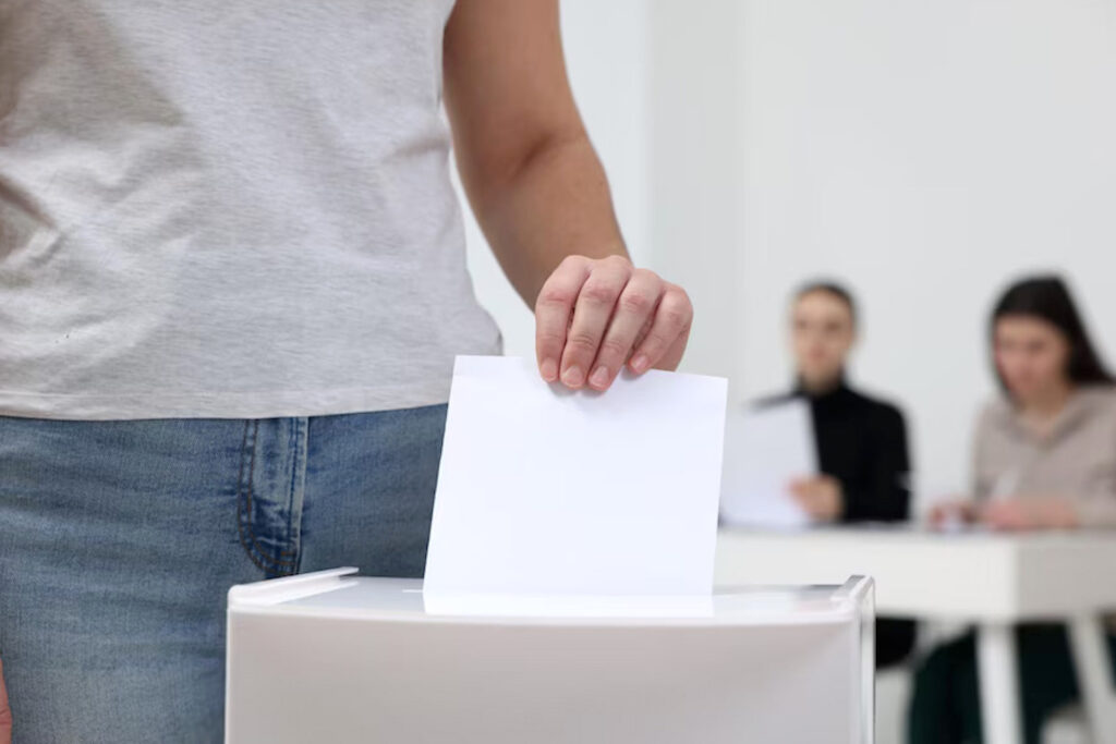 Mesas de voto abriram às 08:00 e encerram às 19:00 - Postal