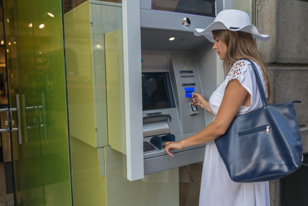Multibanco ou ATM? Conheça as diferenças e evite pagar taxas ...