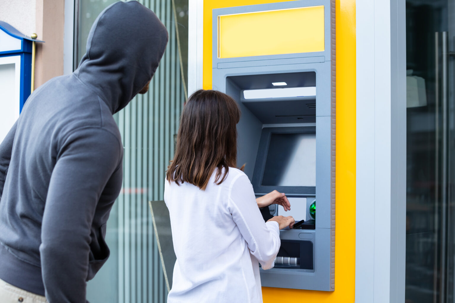 Esqueceu-se do cartão? Este truque permite usar o Multibanco na mesma ...