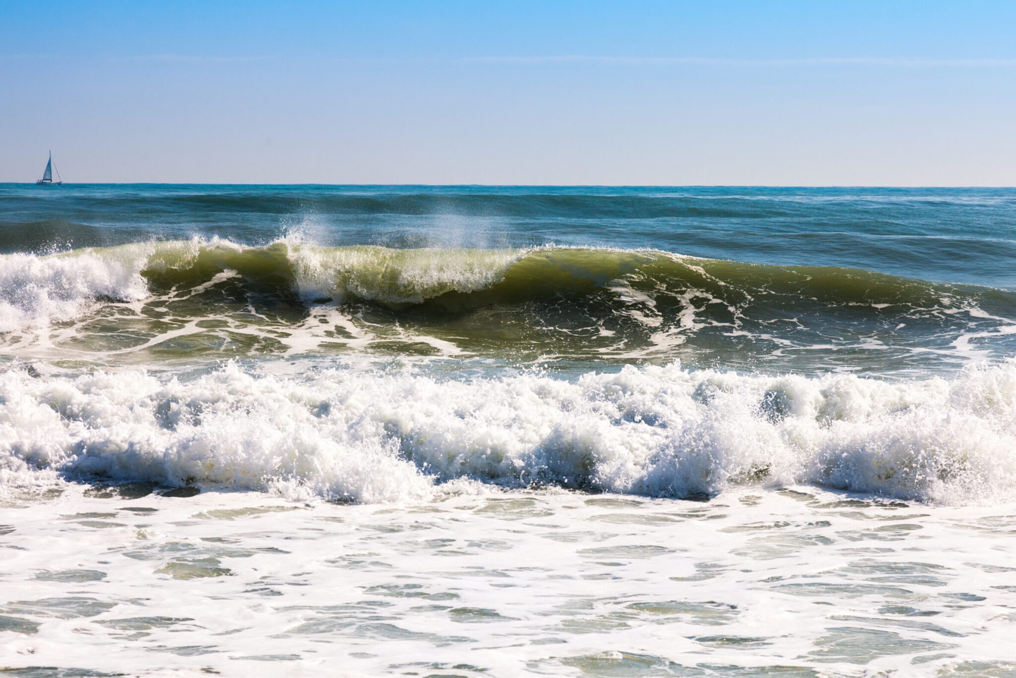 Nesta praia no Algarve as ondas do mar 'invadiram' o areal e chegaram à ...