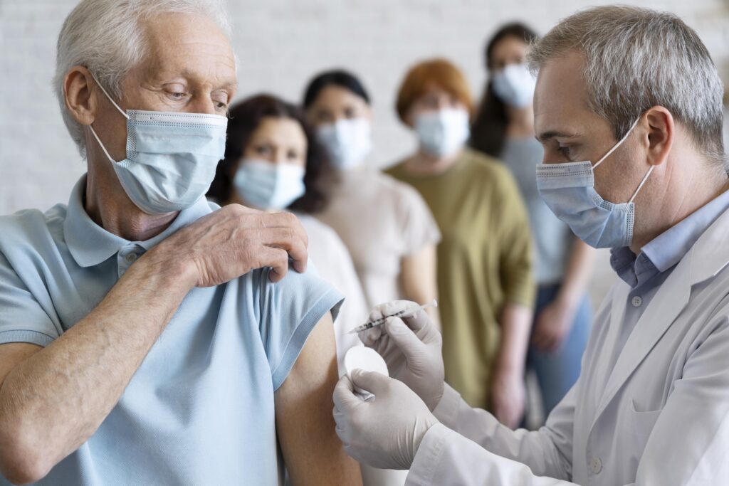 Saiba quem tem acesso gratuito às vacinas da gripe e covid-19 em 2025/ ...