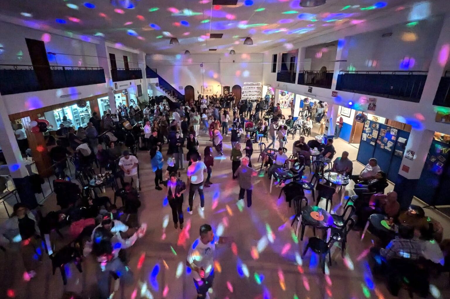 “Retro Party” traz de volta a música dos anos 70, 80 e 90 à Luz de ...