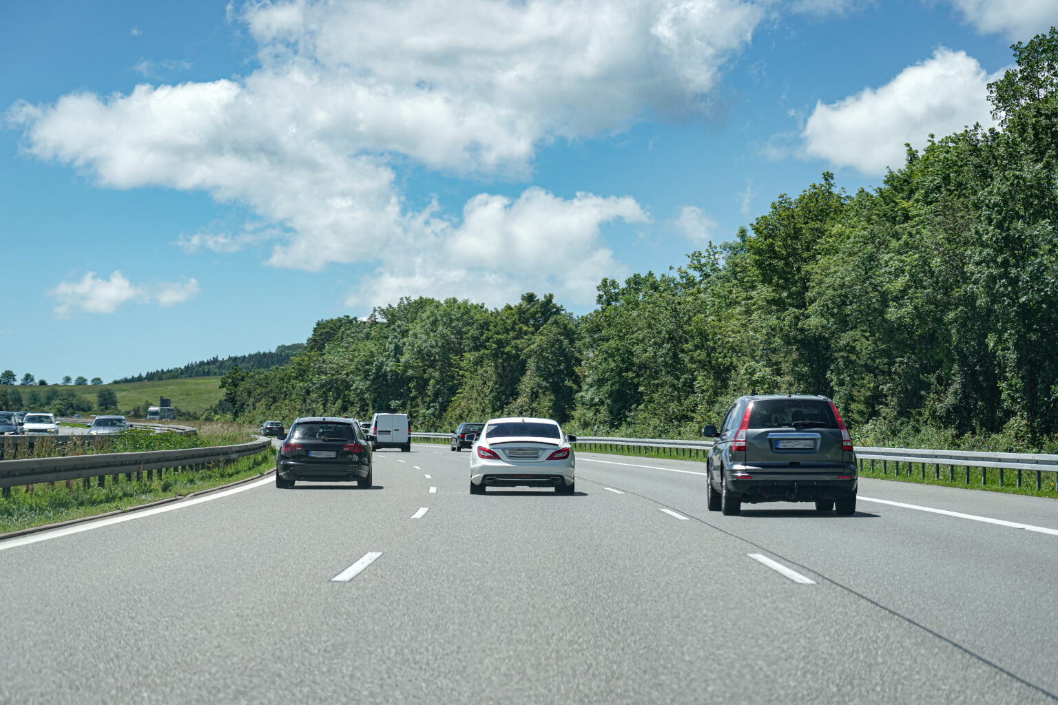 Posso circular na via do meio? Saiba o que diz o Código da Estrada e ...