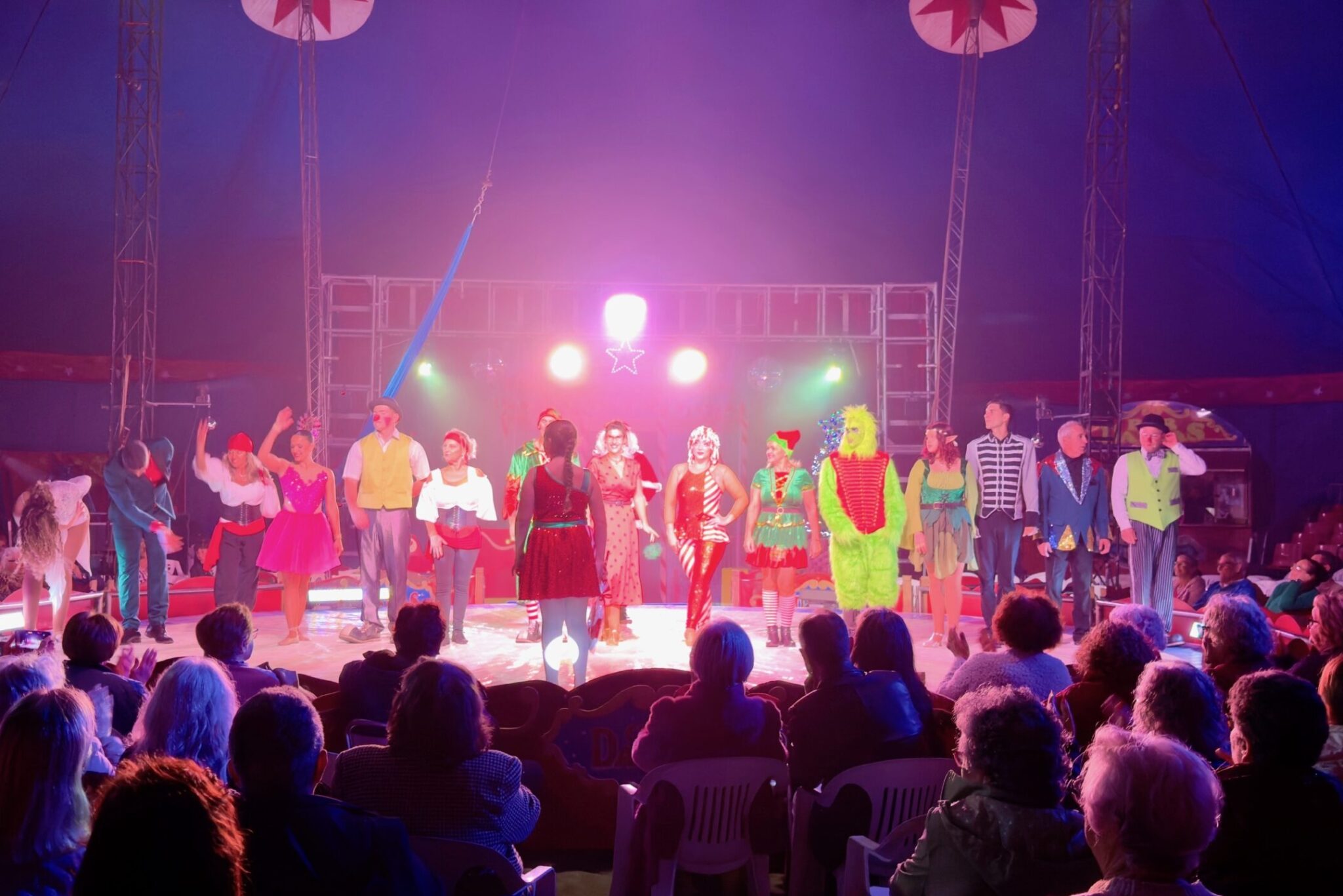Circo Dallas leva magia de Natal a 300 seniores de Faro - Postal